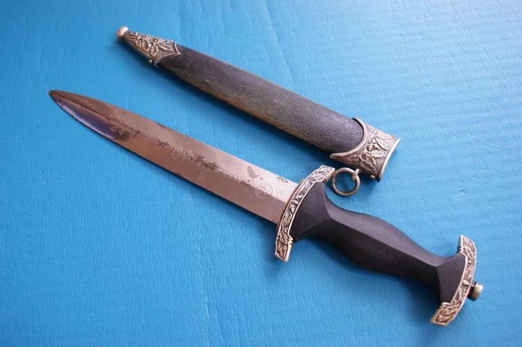 SS dolk met inscriptie voor H.H. - wo2forum.nl